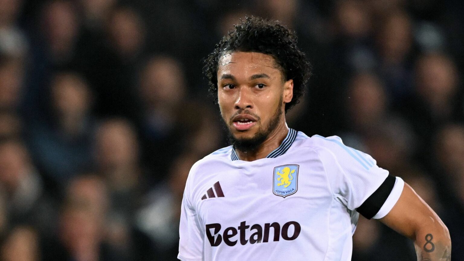 Kamara ‘to make Aston Villa contract decision’ amid Liveprool transfer news